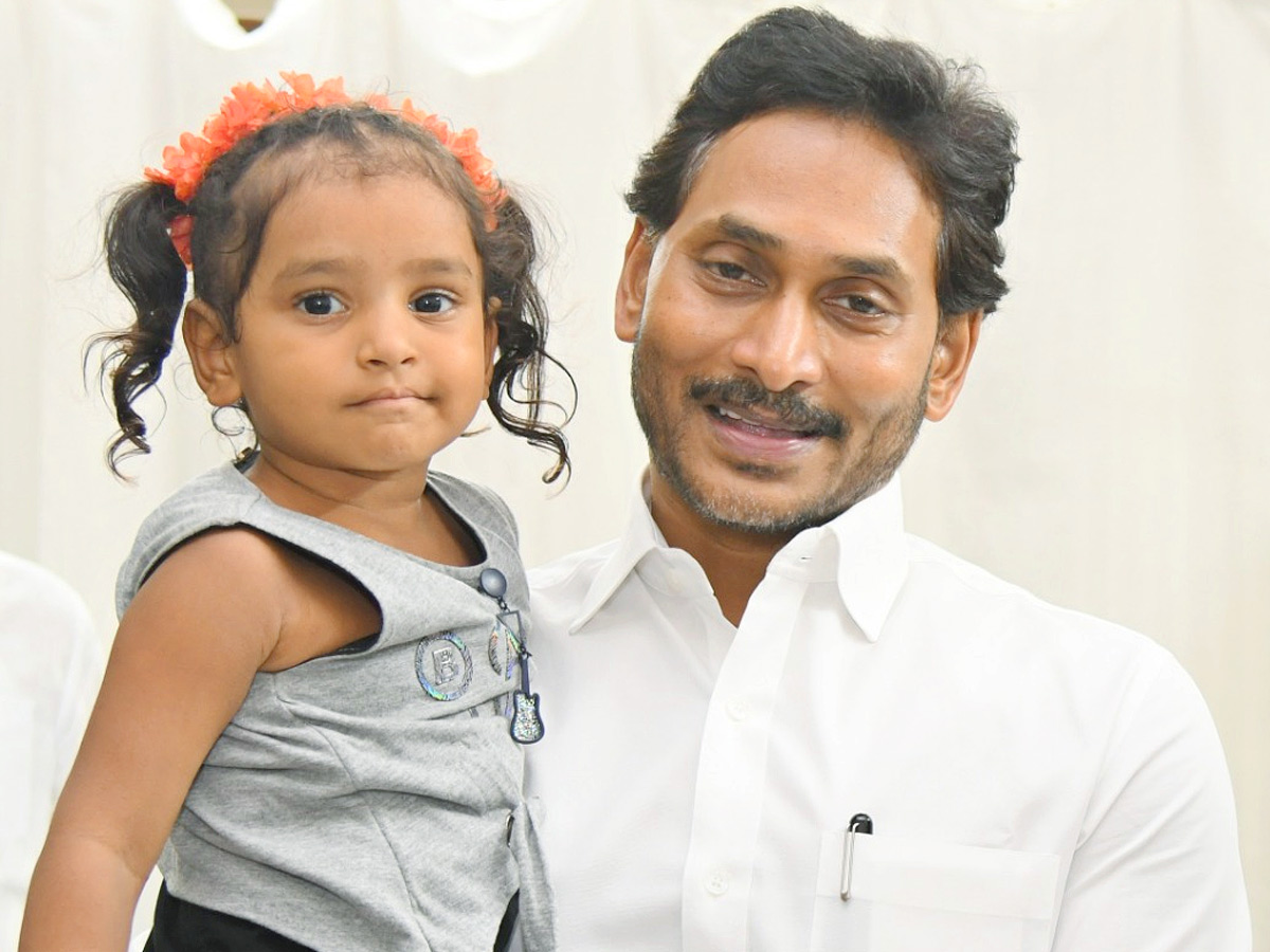 పులివెందులలో ప్రజలతో మమేకమైన వైఎస్‌ జగన్‌ (ఫొటోలు) | YSRCP Leaders and Public Reached to ...